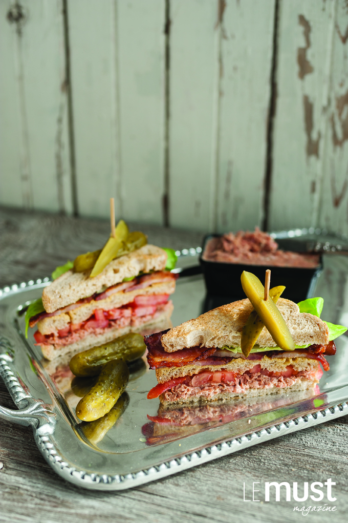 Rillettes de canard, bacon en club sandwich gourmet - Les Cochonnailles